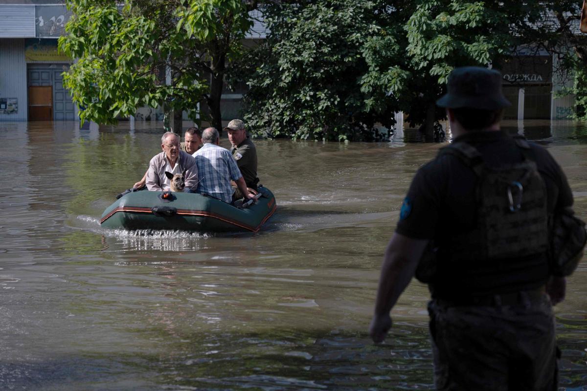 Evacuaciones en Jersón tras la destrucción de la presa de Nueva Kajovka ...