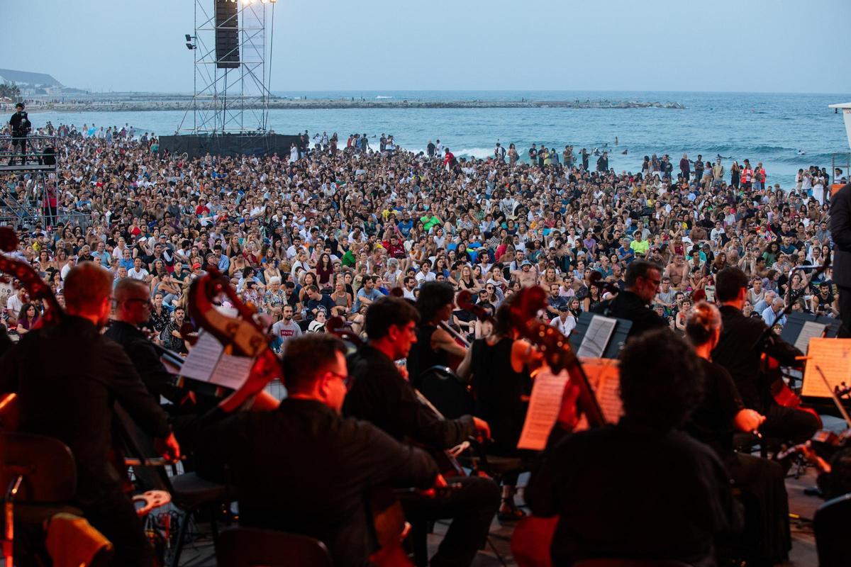 Concierto de la OBC en la playa de Bogatell | FOTOS