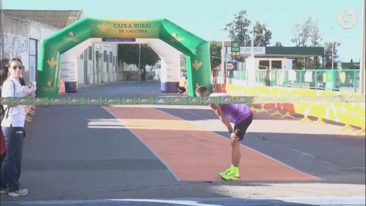 Un atleta está a punto de ganar la carrera y frena delante de la meta ...