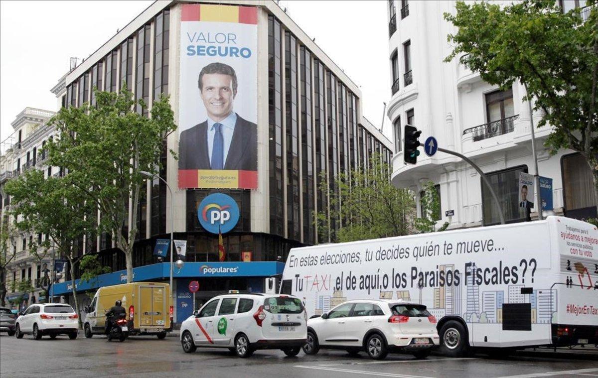 La sede del PP de Madrid aparece con un lazo amarillo pintado