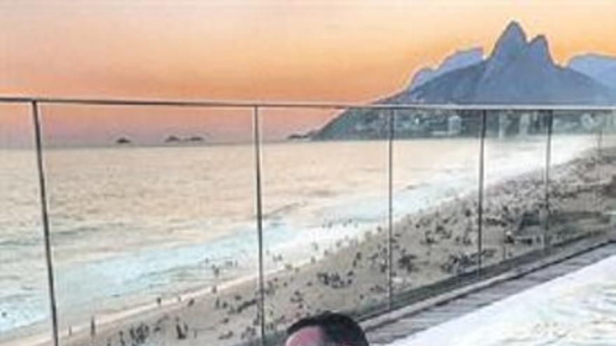 Alessandra Ambrosio se relaja en un yacusi con vistas a Ipanema