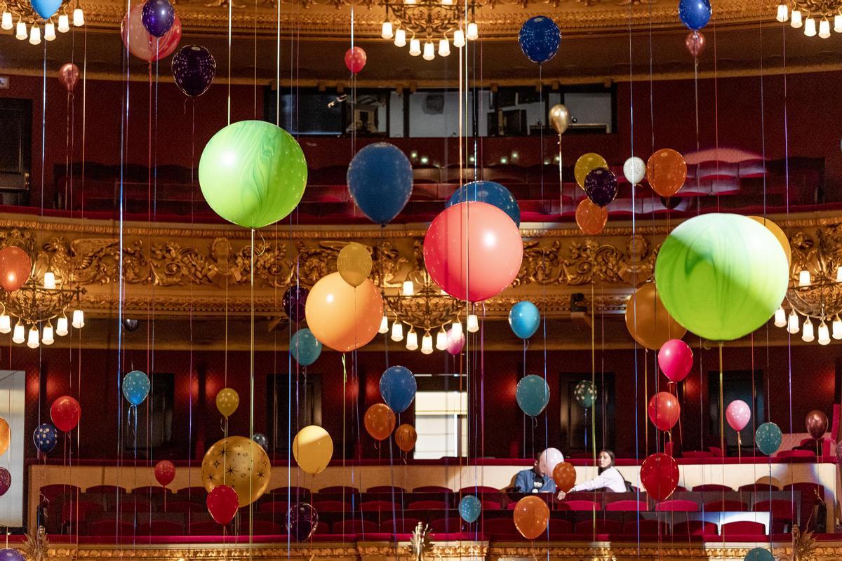 La artista brasileña Flávia Junqueira llena de globos el Liceu