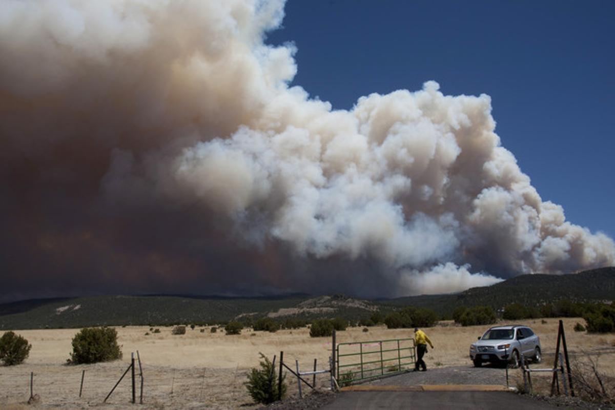 Un gran incendio obliga a evacuar dos pueblos enteros en Arizona