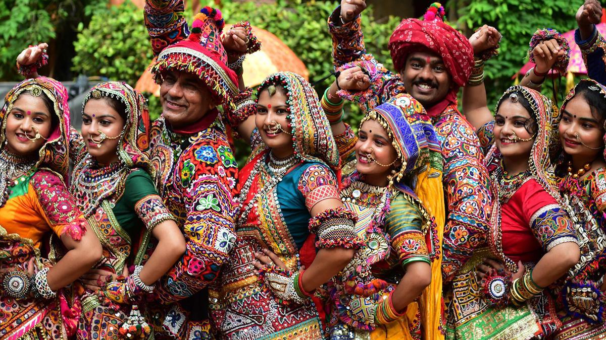 Ensayos del baile tradicional de Garba para el festival hindú de ...