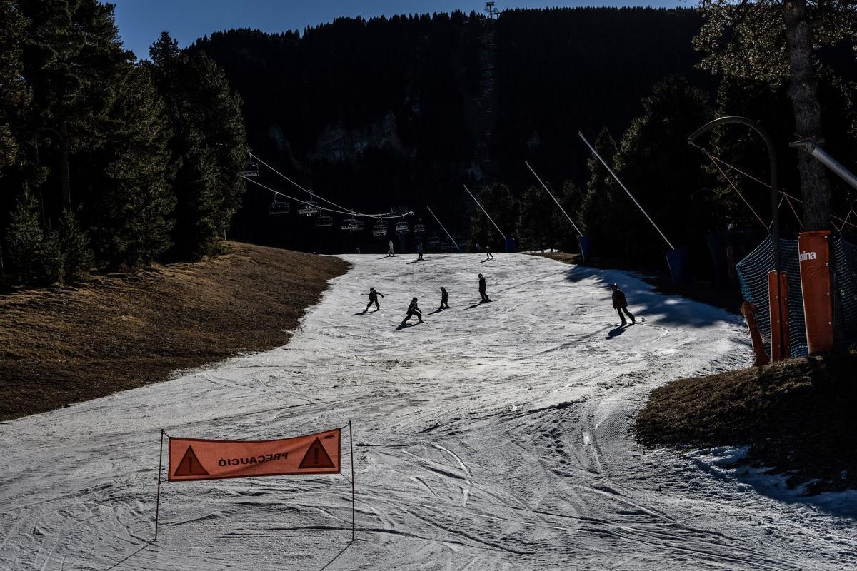 El calor invernal golpea las pistas de esquí de La Molina | FOTOS