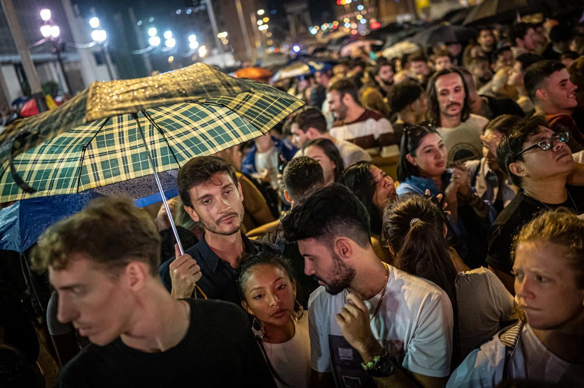 La lluvia protagonista del botellón estrella de la Mercè 2022 | FOTOS