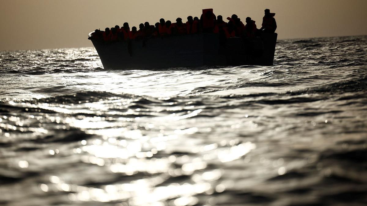 Más de 68 migrantes llegan a España en patera, uno de ellos en silla de ...