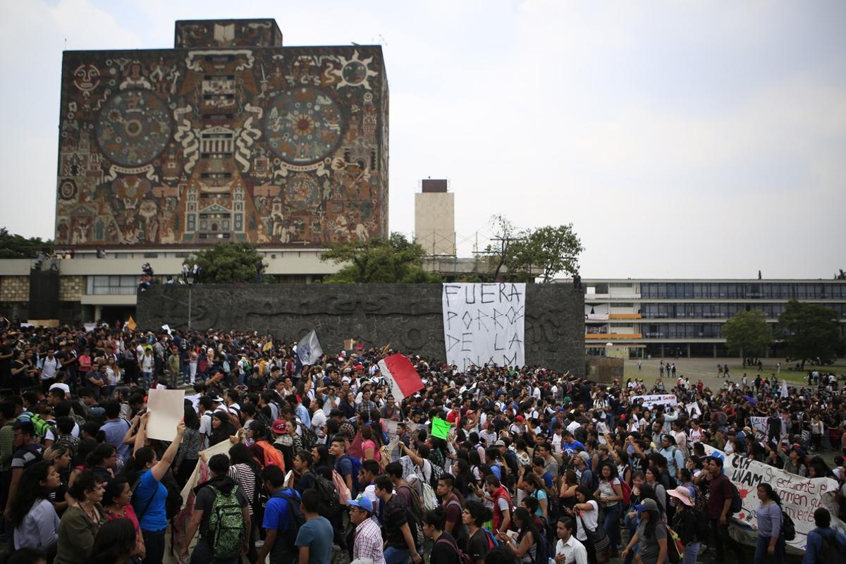México: Jóvenes marchan por la violencia en contra de estudiantes