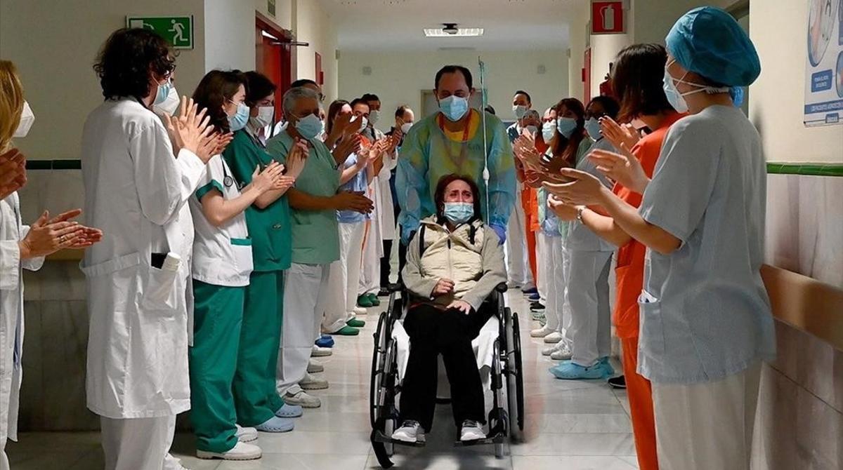 Recibe el alta en Madrid una paciente ingresada 10 meses por covid