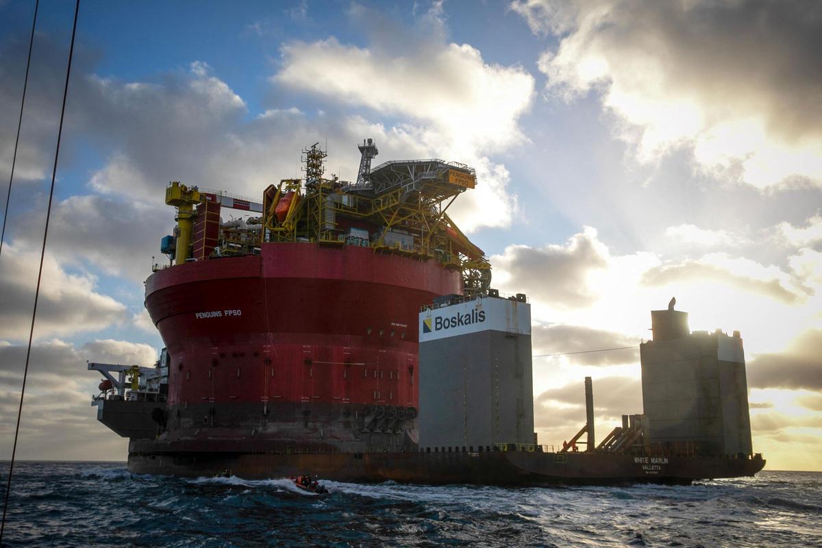 Greenpeace en acción en una plataforma de Shell | FOTOS