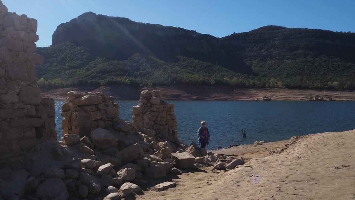 Turismo de sequía en el pantano de Sau | FOTOS