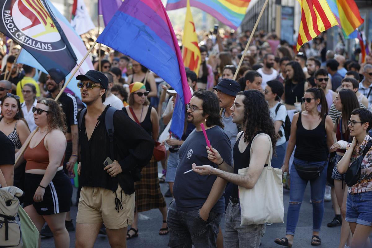 Cientos de personas participan en la marcha con motivo del Orgullo LGTBI, en Barcelona