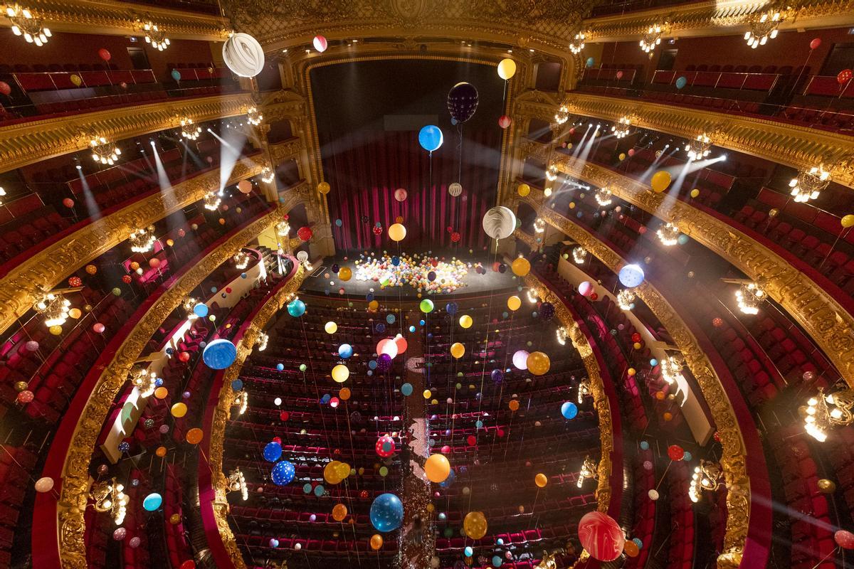 La artista brasileña Flávia Junqueira llena de globos el Liceu