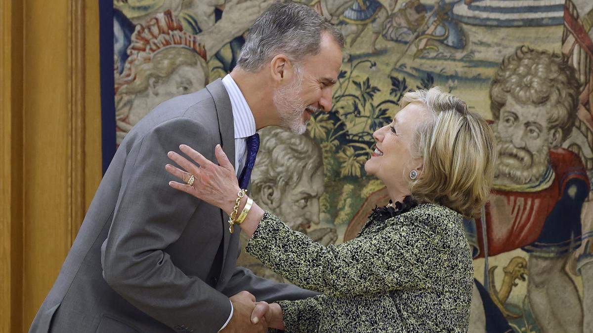 Felipe VI se reúne con Hillary Clinton en la Zarzuela | FOTOS