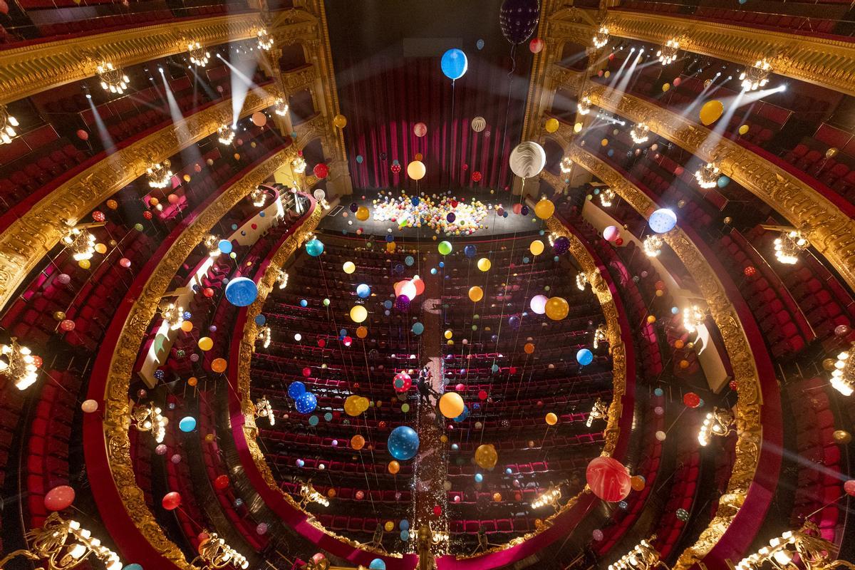 La artista brasileña Flávia Junqueira llena de globos el Liceu