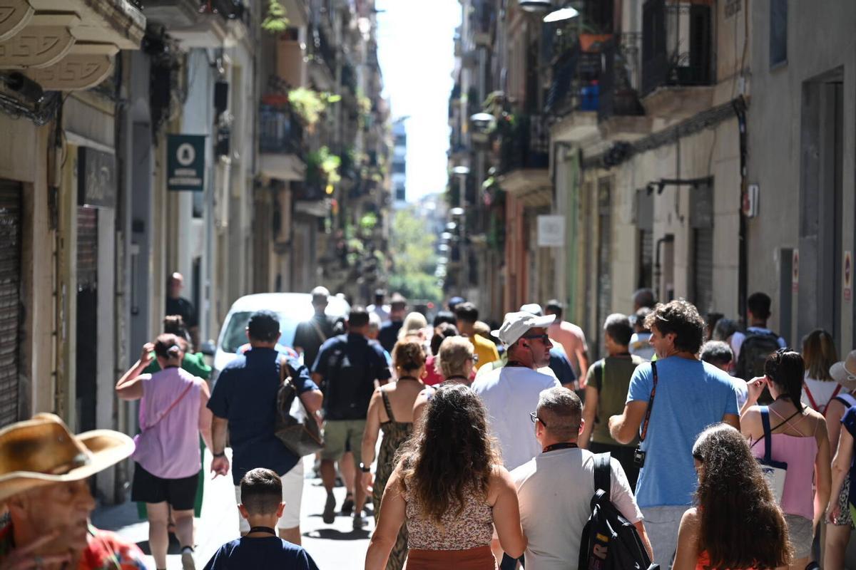 Pintadas contra los turistas en Gràcia el día de inicio de la fiesta ...