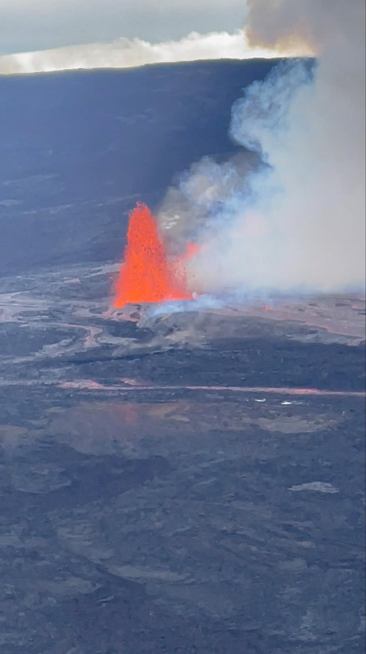 El volcán Mauna Loa (Hawái) entra en erupción por primera vez en 40 ...