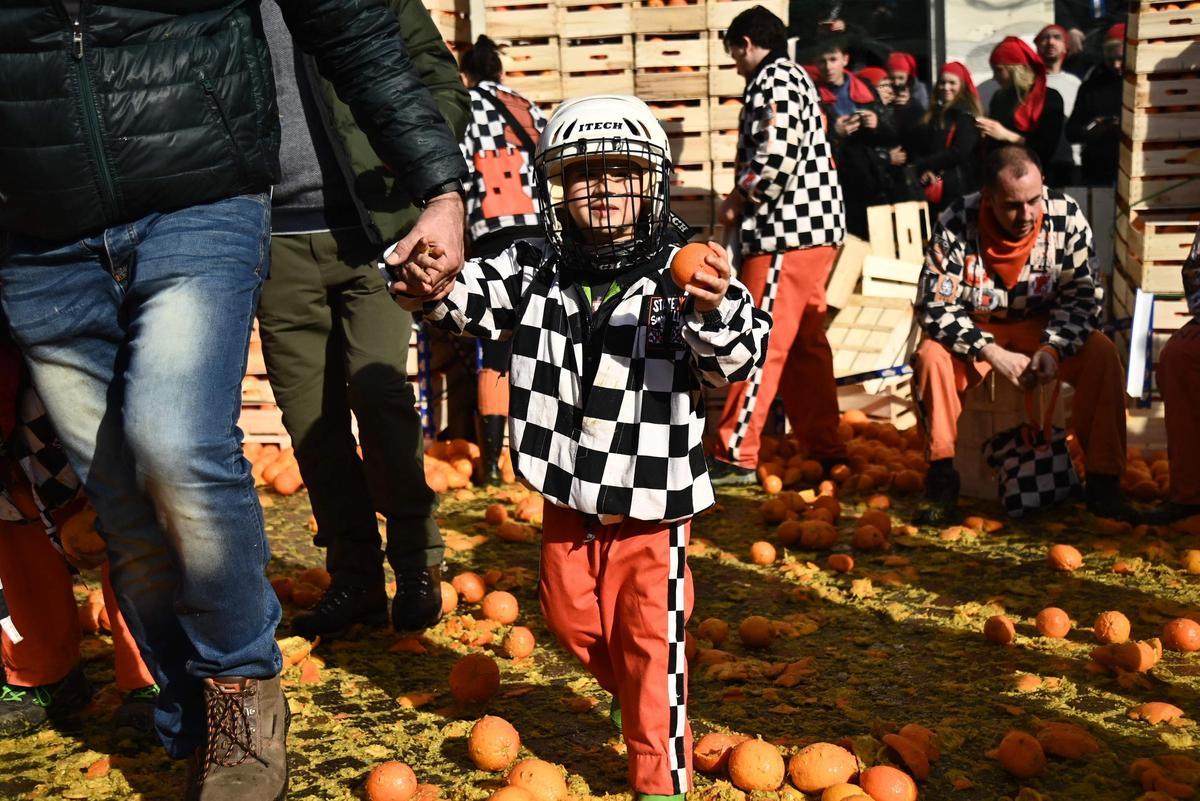Batalla de las naranjas en el Carnaval de Ivrea, cerca de Turín | FOTOS