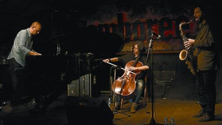 Solo músicos tocando juntos