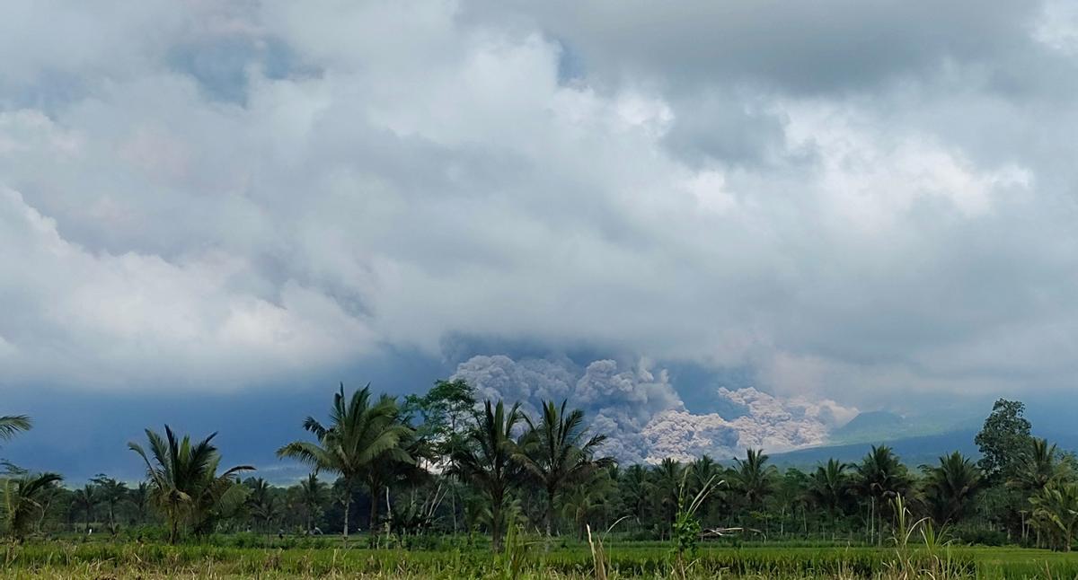 La isla de Java (Indonesia), en alerta por la erupción del volcán ...