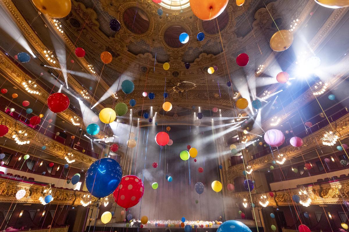 La artista brasileña Flávia Junqueira llena de globos el Liceu