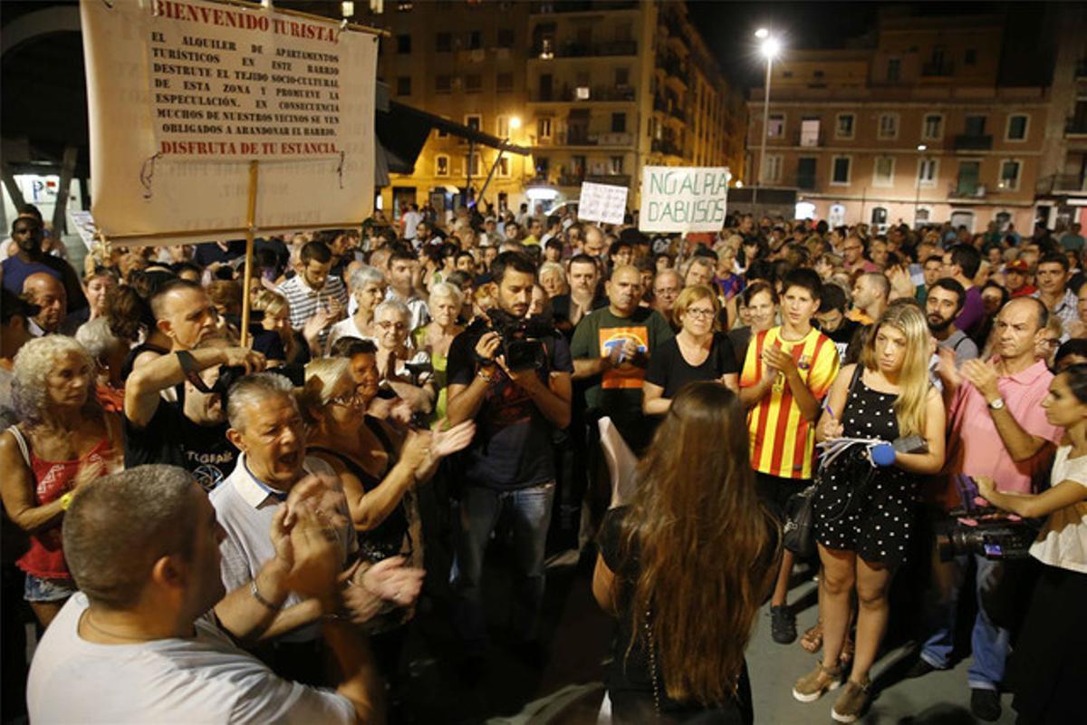 Vecinos de la Barceloneta se manifiestan contra los pisos turísticos