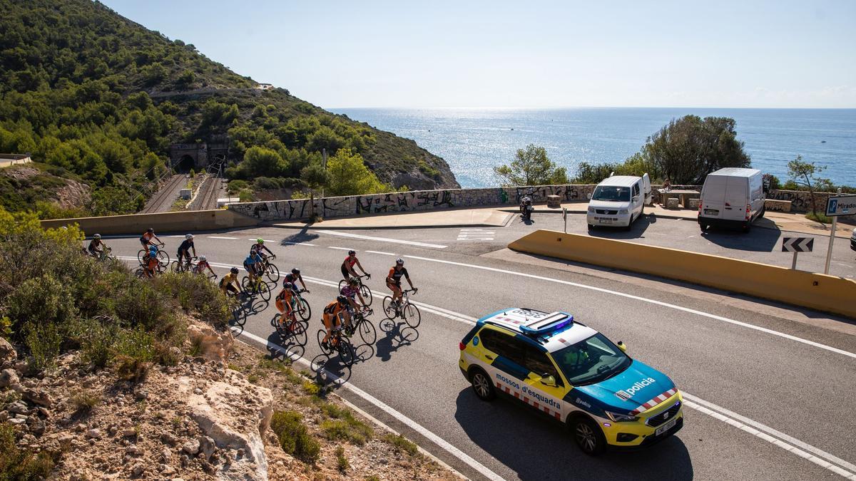 Marcha ciclista por las costas del Garraf para exigir más seguridad en ...
