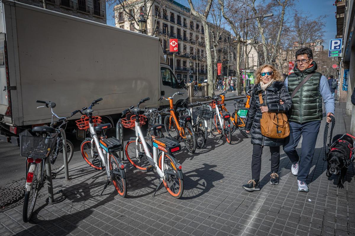 Bicicletas compartidas ocupan estacionamientos públicos de Barcelona ...