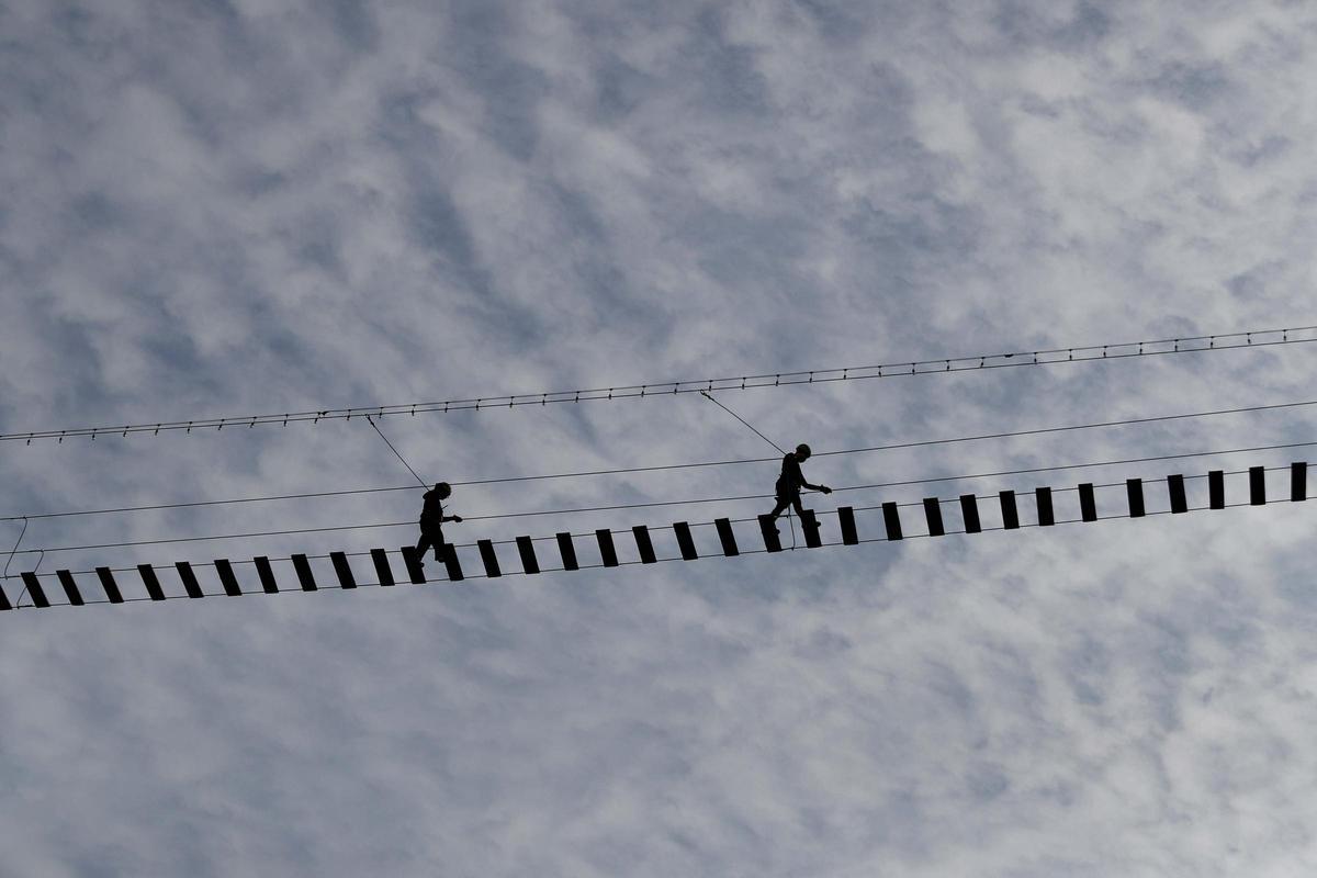 El puente colgante viral que lucha contra el estigma en las barriadas ...