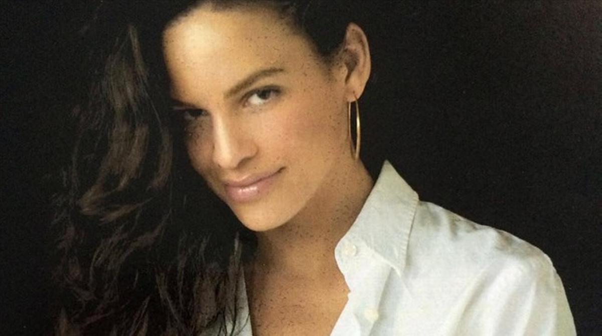 Una modelo con cáncer de mama exhibe las secuelas de su tratamiento