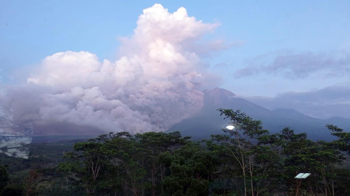 La isla de Java (Indonesia), en alerta por la erupción del volcán ...