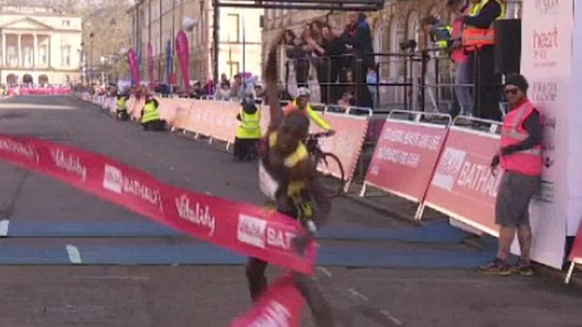 Gana un maratón y se cae por culpa de la cinta
