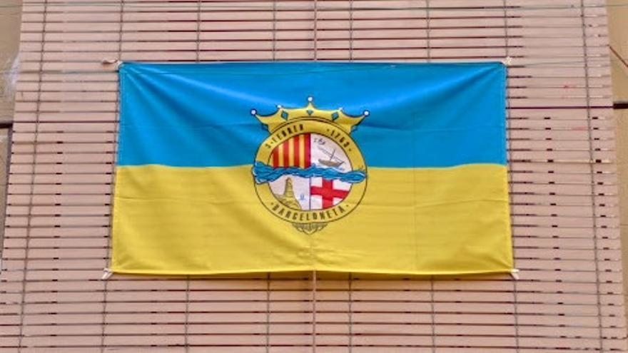 Un joven diseña una bandera para cada uno de los 73 barrios de Barcelona
