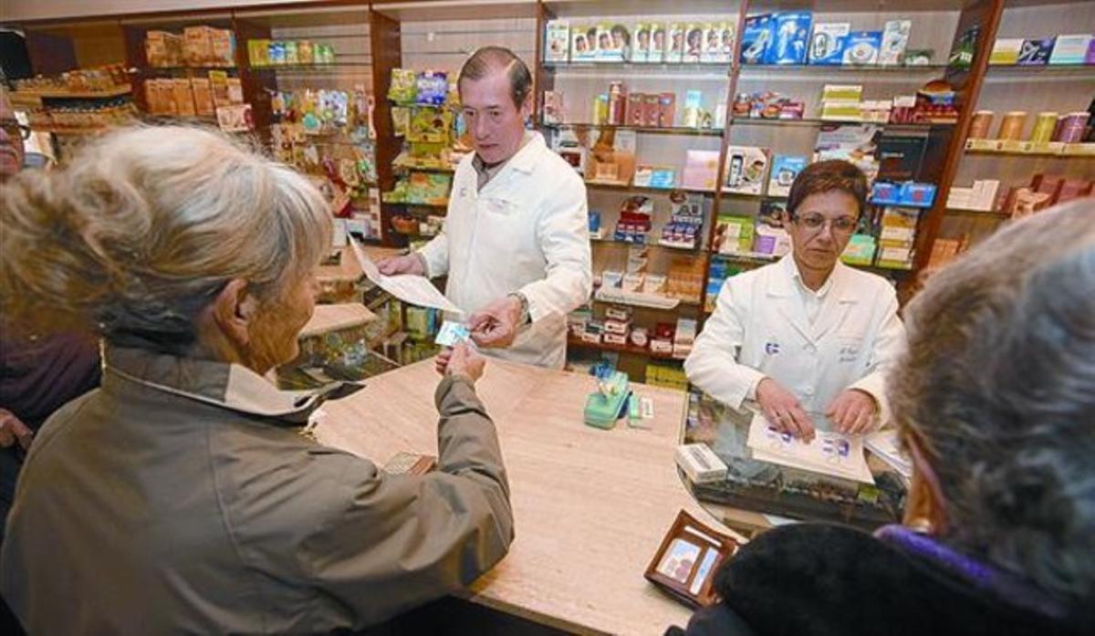 Dorothy Custer celebra su 102 cumpleaños saltando en paracaídas.