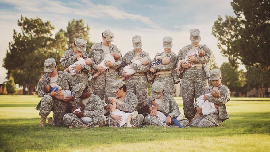 La fotografía de unas soldado dando el pecho se vuelve viral