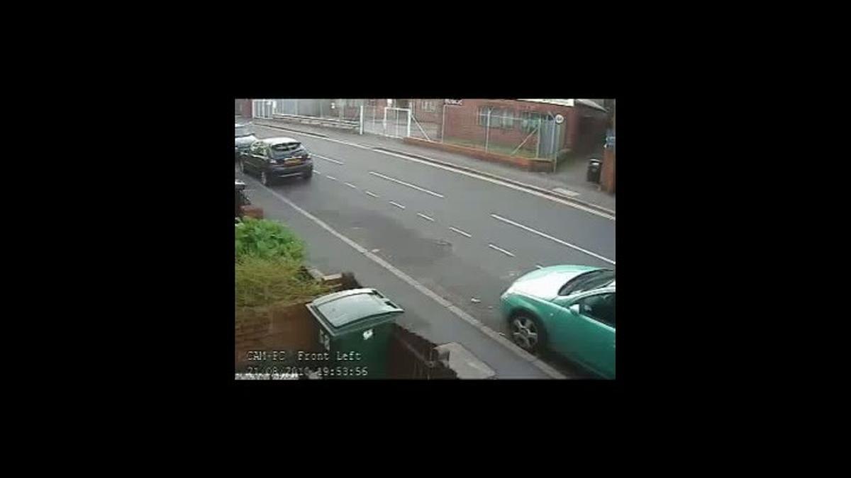 Imágenes de la cámara de seguridad que muestran cómo Mary Bale tiró el ...