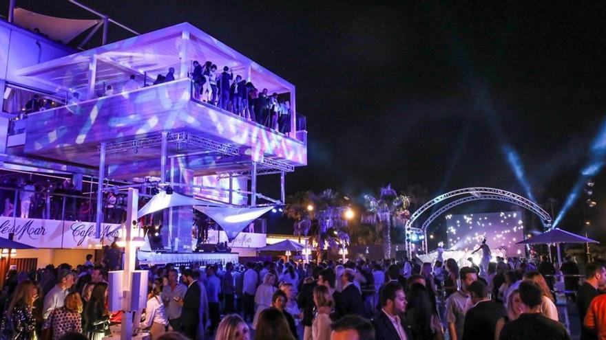 Más de mil invitados abren el Café del Mar