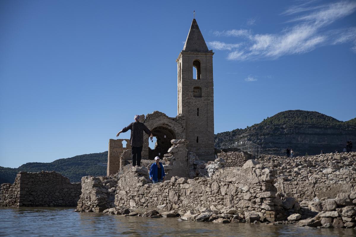 El pueblo sepultado de Sant Romà sale a la superficie del pantano de ...
