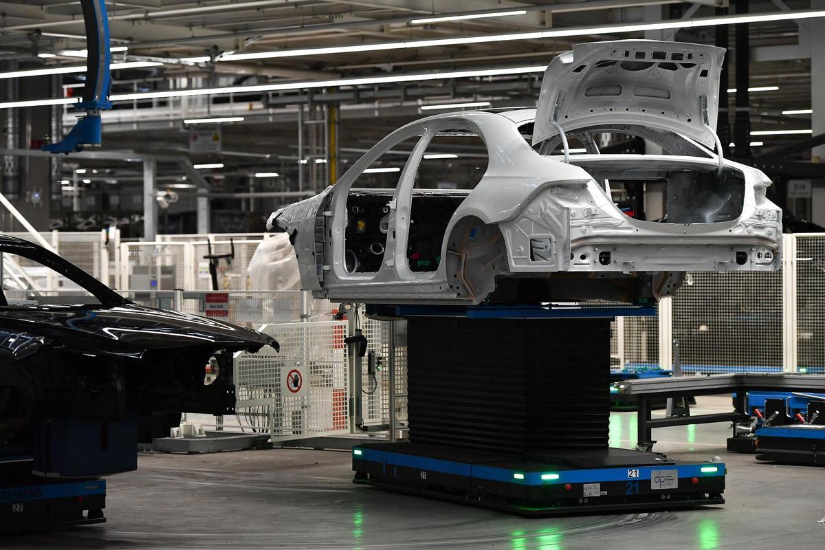 Línea de ensamblaje de automóviles en la planta de Mercedes-Benz en ...