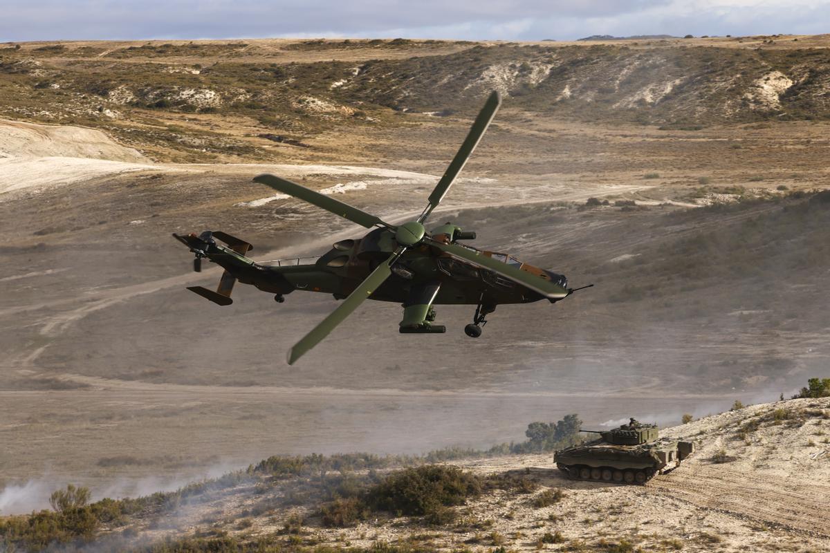 El Rey Felipe VI asiste a unas maniobras militares | FOTOS