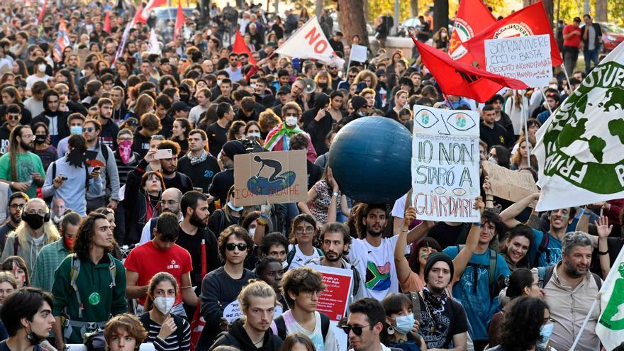 Miles de jóvenes ecologistas marchan contra el G-20 en una Roma blindada