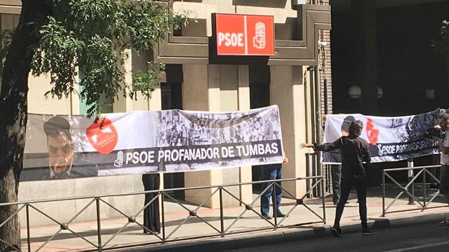 Pancartas contra la exhumación de Franco ante la sede del PSOE