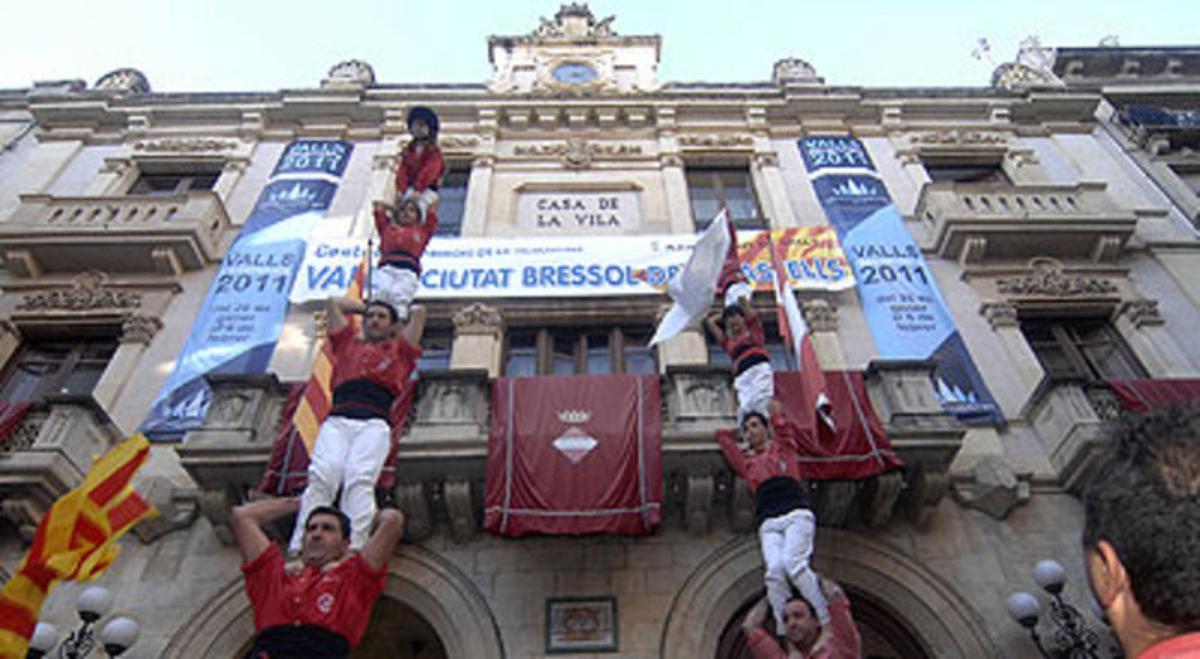 Valls estalla de júbilo con el reconocimiento de los 'castells'