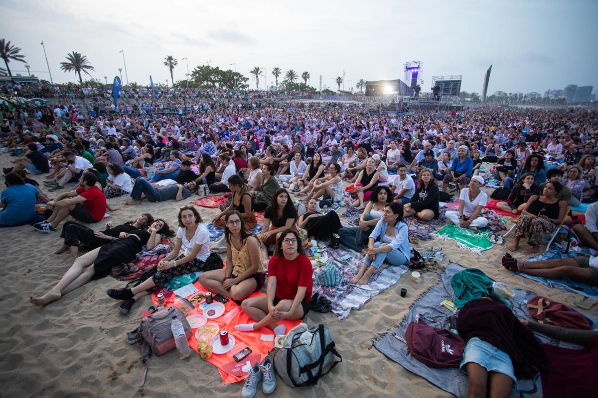 Concierto de la OBC en la playa de Bogatell | FOTOS