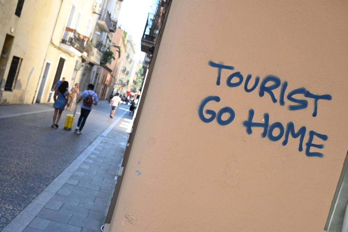 Pintadas contra los turistas en Gràcia el día de inicio de la fiesta ...