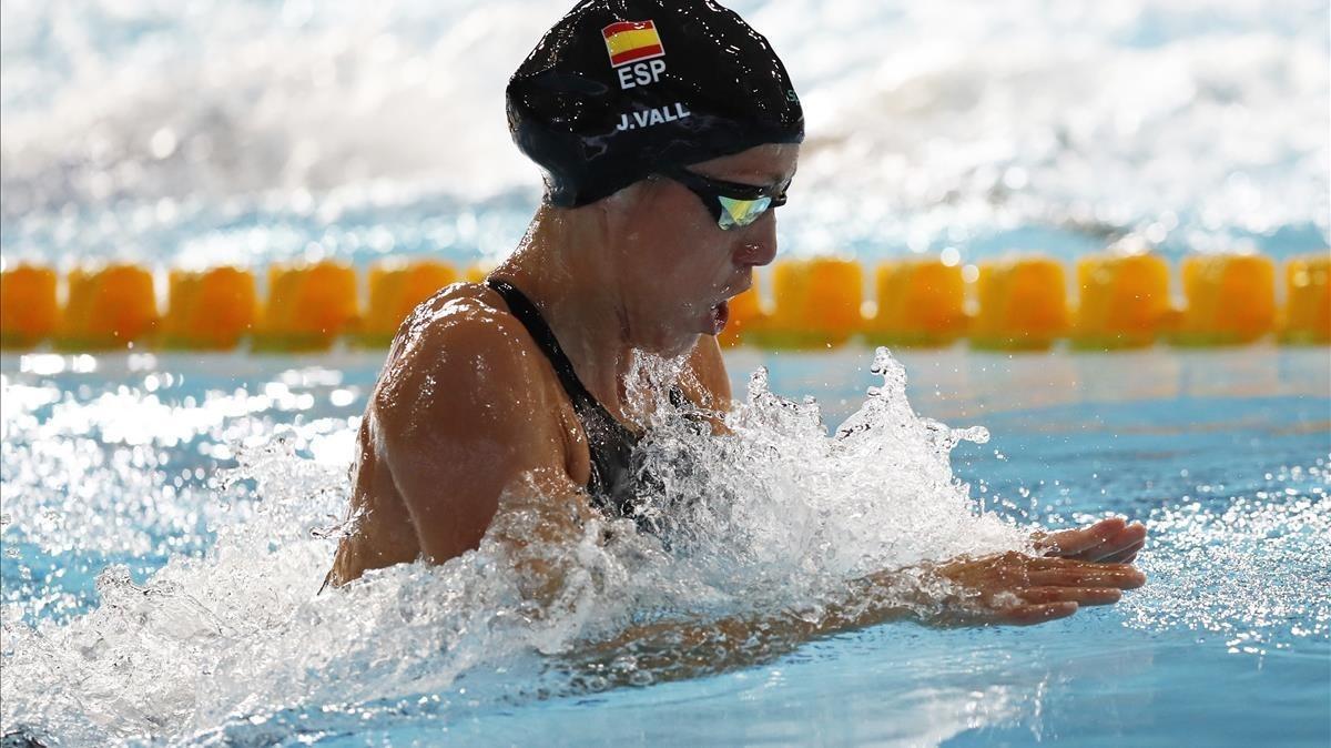 Jessica Vall se queda a medio segundo del bronce en los 100 braza