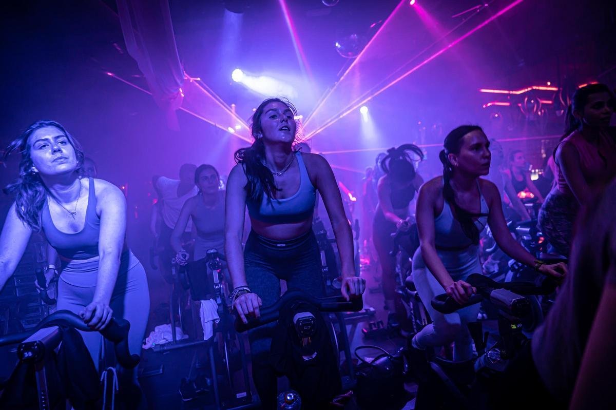 Sesión de ciclismo 'indoor' de Lapso Studios en la discoteca Bling Bling | FOTOS