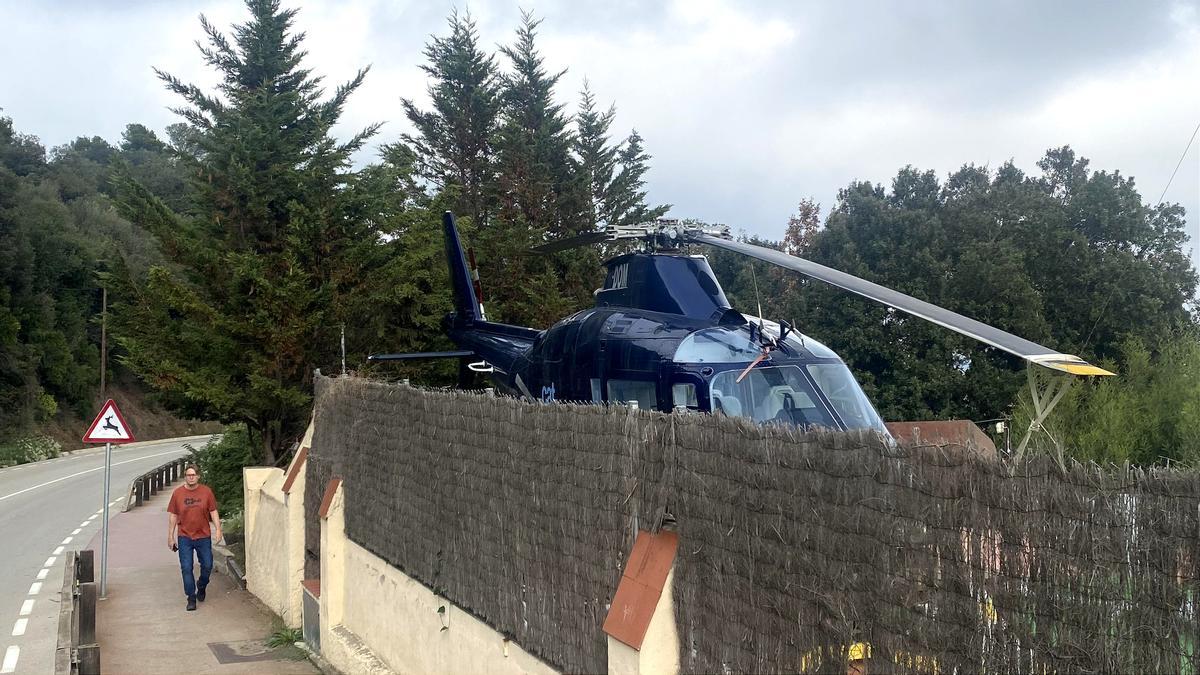 Un vecino del Tibidabo guarda un helicóptero en su jardín