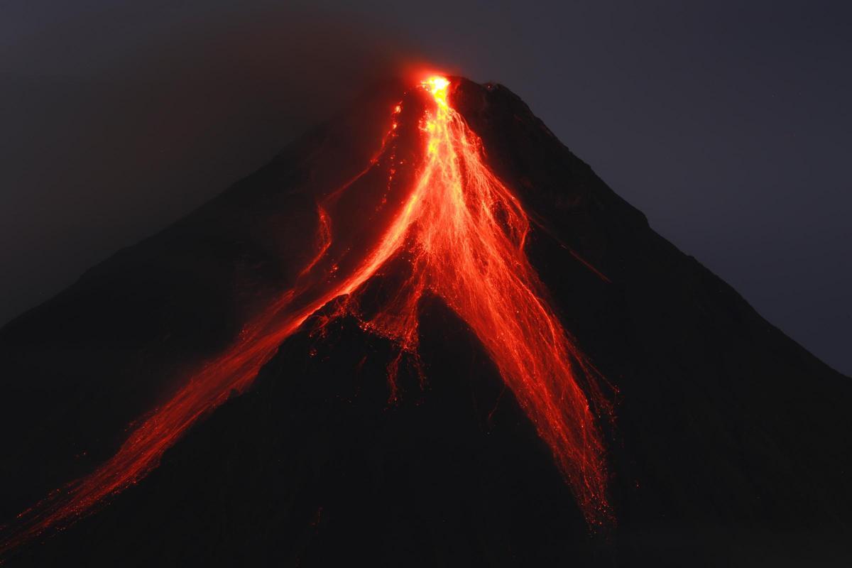 El volcán Mayón sigue activo en Filipinas | FOTOS