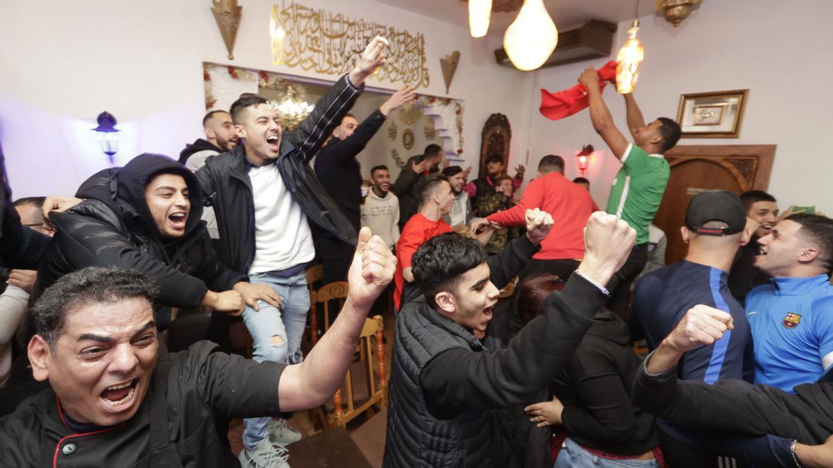 Seguidores marroquís celebran la victoria ante España / FOTOS